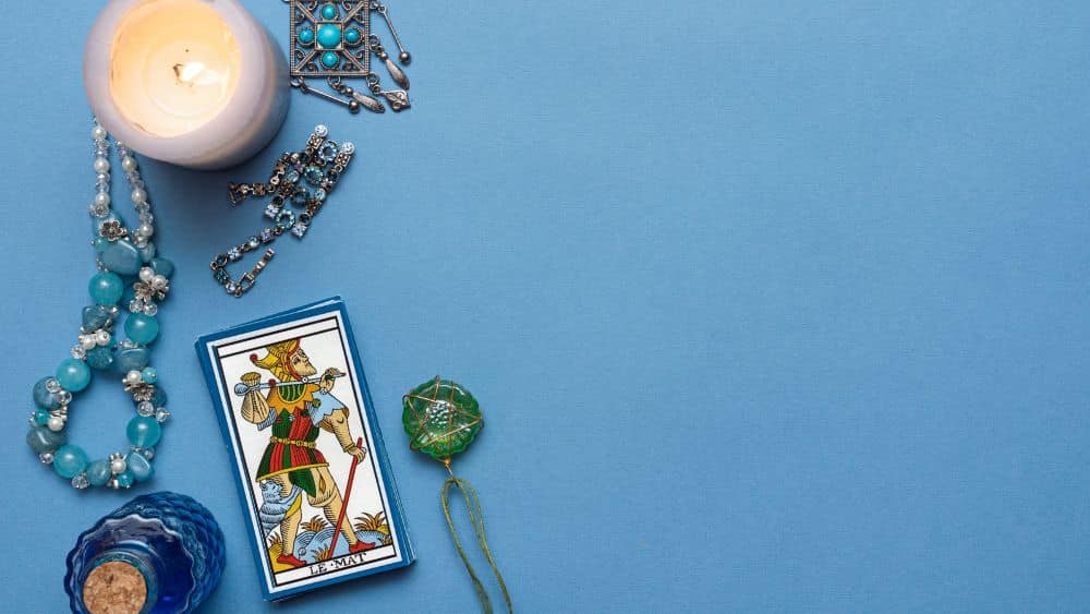 Le Mat dans le Tarot : Exploration de la Signification | Voyance Qualité